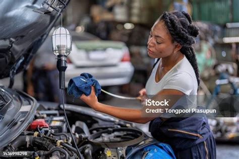 자동차 수리점 스탠드에서 엔진 오일 계량봉을 당기는 기계 소녀 20 24세에 대한 스톡 사진 및 기타 이미지 20 24세 가솔린 건강관리와 의술 Istock