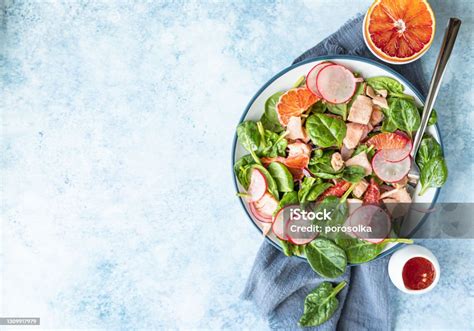 연어 샐러드 시금치 무 붉은 시칠리아 오렌지 파란색 콘크리트 배경 케토 또는 팔레오 점심 식사 맨 위 보기입니다 공간을 복사합니다 무에 대한 스톡 사진 및 기타 이미지