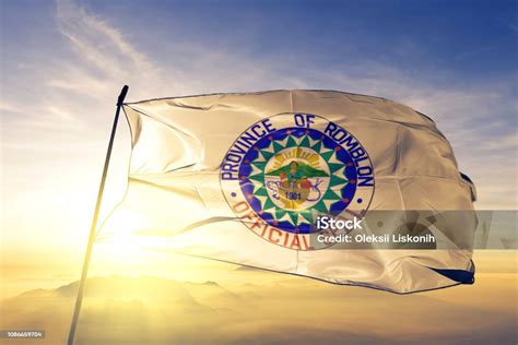 Romblon 지방의 필리핀 플래그 섬유 피복 직물 최고의 일출 안개 안개에 흔들며 0명에 대한 스톡 사진 및 기타 이미지 0명 공단 공휴일 Istock