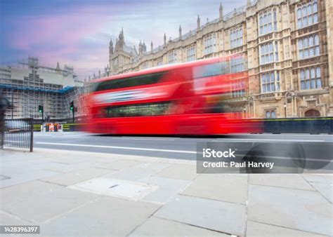 빨간 버스가 커먼즈의 지나가는 집을 흐리게 만들었습니다 0명에 대한 스톡 사진 및 기타 이미지 0명 거리 건물 외관 Istock