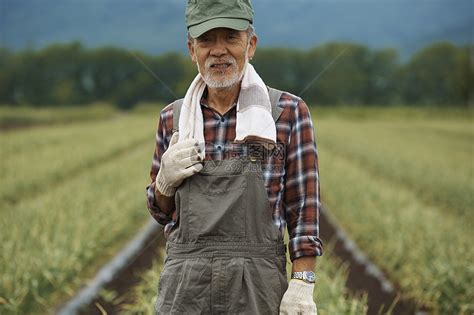 站在田间的农夫肖像高清图片下载 正版图片 摄图网