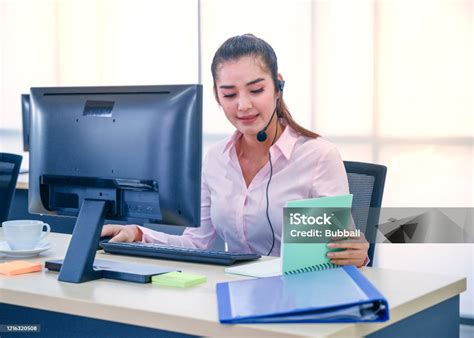 사무실에서 일하는 헤드셋과 컴퓨터를 갖춘 젊은 고객 서비스 여성 에이전트 사무실에 대한 스톡 사진 및 기타 이미지 사무실