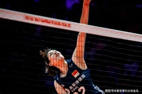 汪嘉伟再次点评女排：重点表扬三人！批评袁心玥王媛媛等人拦网差！中国女排梦洁李盈