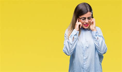 시끄러운 음악의 소음에 대 한 짜증이 식이 손가락으로 귀를 덮고 격리 된 배경 위에 안경을 쓰고 젊은 아름 다운 비즈니스 여자 청각 장애인 개념입니다 가리기에 대한 스톡