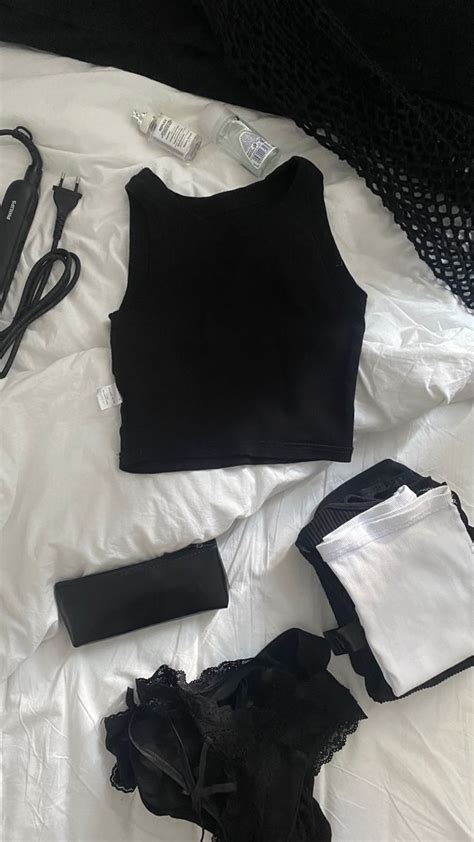 Минималистский стиль и курящая девушка