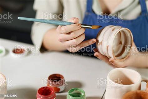 여성 도자기 스튜디오 및 조각 제품 창의적인 제조 및 디자인 시작을 위한 그림 작업장 화가 도자기 및 브러시 공정 예술적 패턴 및 소규모 비즈니스의 생산 가축에 대한 스톡