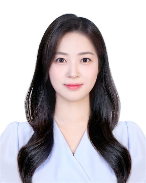 쥬얼리스튜디오 전주점 깔끔하고 단정하면서 취업 이직 준비를 하는 분들에게 화이트 회색계열 연한 하늘색 택1 배경컬러에서 촬영이 가능해요 촬영하는 내내 헤어의상