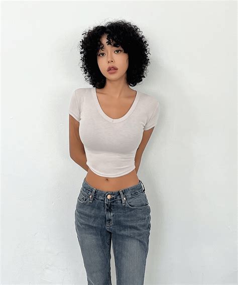 브이넥굴림크롭티 라운딩티셔츠 모달티셔츠 글램티셔츠 섹시한티셔츠 딱붙는티셔츠 기본티셔츠 여름티셔츠 에이블리