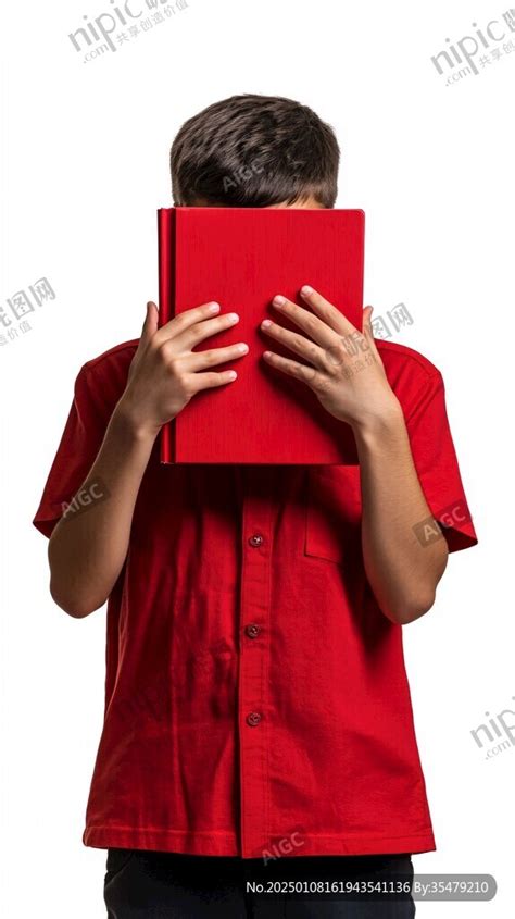 Ai创作图在背书的小孩 拿书本的男孩 背书的小孩 小学生拿书 拿着书本的小朋友 背红色书包的孩童 小孩拿着书 男孩举着红包 抱书白人 手持课本 抱着课本 拿红包的男孩 穿红衣服的男孩 拿书图片