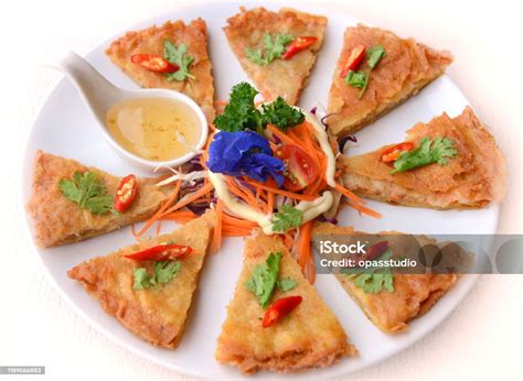 공그라 부앙 흰 접시에 새우와 돼지고기로 속을 채운 바삭바삭한 스프링 롤 베트남 전통 음식 0명에 대한 스톡 사진 및 기타 이미지 Istock