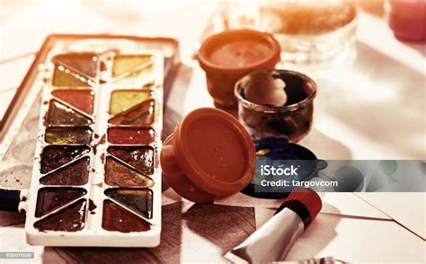 본격적인 페인트 아트 클래스 학교에서 테이블에 정 브러쉬 0명에 대한 스톡 사진 및 기타 이미지 0명 공예 교육 Istock