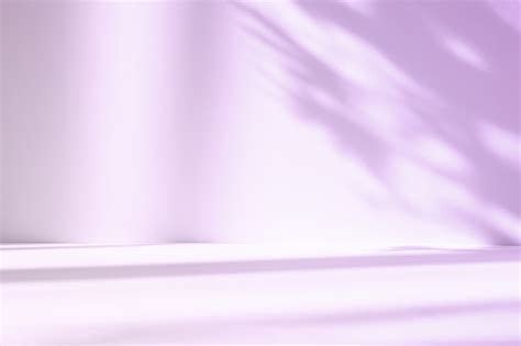 제품 프리젠 테이션을위한 추상적 인 보라색 스튜디오 배경 창문과 꽃과 야자수 잎의 그림자가있는 빈 방 복사 공간이있는 3d 실 여름 콘서트 흐릿한 배경 보라색에 대한 스톡