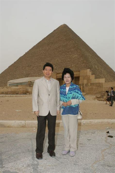[노무현사료관] [이집트 카이로 기자지역의 스핑크스 앞에서 기념촬영하는 노무현 대통령 내외]
