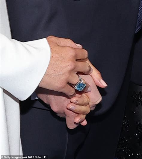 Ok მეგან მარკლმა პრინცესა დაიანას ბეჭედი მოირგო რომლის ღირებულებაც 90 000 ია Ok Magazine