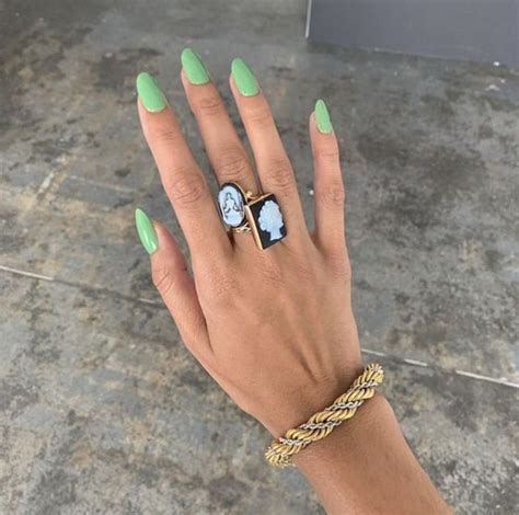 สีเขียวกำลังมา รวม 25 ไอเดีย ทาเล็บสีเขียว หลายเฉด ไว้เปลี่ยนลุคในวันหยุด