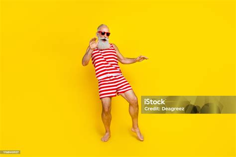 재미 고립 된 노란색 배경을 가진 줄무늬 빨간 수영복 춤을 입은 멋진 펑키 노인 남자의 전체 길이 사진 55 59세에 대한 스톡 사진 및 기타 이미지 Istock