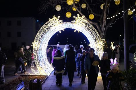 ახმეტაში ნაძვის ხე და საახალწლო ილუმინაციები საზეიმოდ აინთო ფოტოები Knews Ge