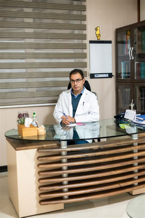 دکتر پویا نوذرنژاد، متخصص ارتوپدی