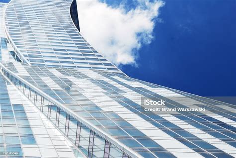 비즈니스 센터에 새로운 사무실 건물입니다 벽은 푸른 하늘과 강철과 유리로 만들어졌습니다 강철에 대한 스톡 사진 및 기타 이미지 강철 건물 정면 건축 Istock
