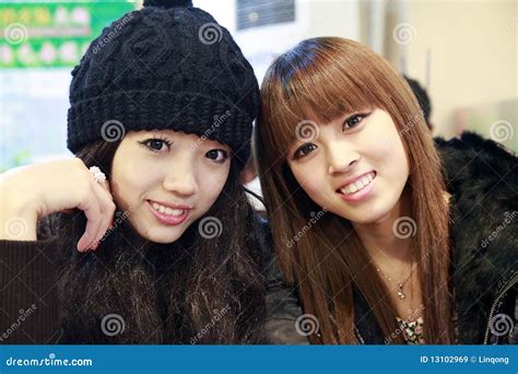 Twee Aziatische Meisjes Stock Afbeelding Image Of Mooi