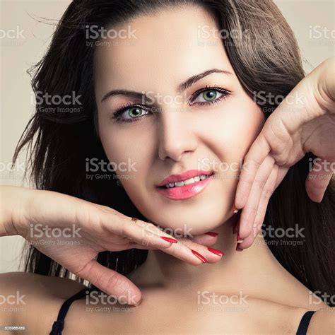 세로는 아름다운 웃는 젊은 여자 표시중 건강한 피부를 만들어줍니다 가꿔주기에 대한 스톡 사진 및 기타 이미지 가꿔주기 건강한 생활방식 검은색 Istock