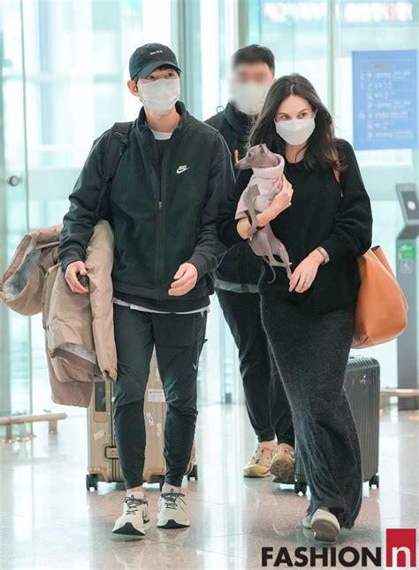 [패션엔] [패션엔 포토] ‘예비아빠 송중기 아내 케이티와 다정한 출국 톤온톤 커플 공항룩