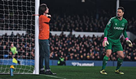 Английн Премьер лигийн тоглолтын үеэр нэгэн хөгжөөн дэмжигч өөрийгөө шонгоос хүлжээ