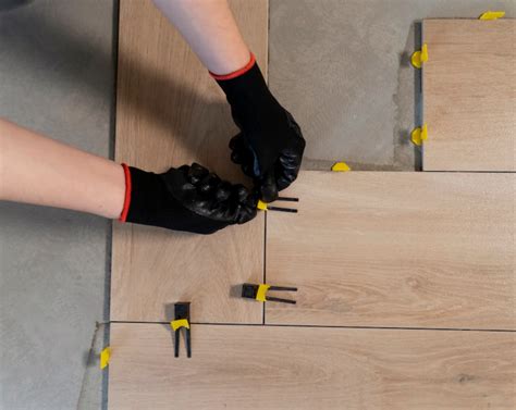 how to fill gap between baseboard and floor