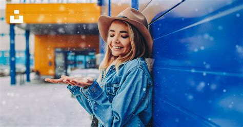 파란색 데님 재킷과 갈색 페도라 모자를 쓴 여자가 낮에 눈 덮인 땅에 서 있다 사진 Unsplash의 무료 뉴욕 이미지