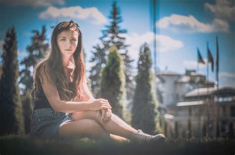 [フリー写真] 芝生の上に座るウクライナ人女性でアハ体験 Gahag 著作権フリー写真・イラスト素材集 Gahag 著作権