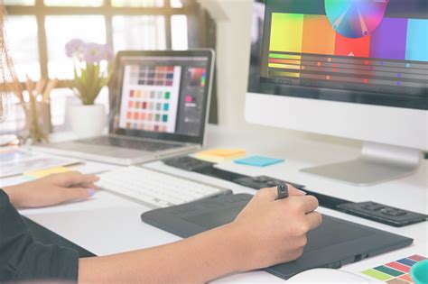 크리에이 티브 사람들이 사무실 컴퓨터를 사용 하는 그래픽 디자인에 노력 하 고 컴퓨터에 착 색 선택 개념에 대한 스톡 사진 및 기타 이미지 Istock