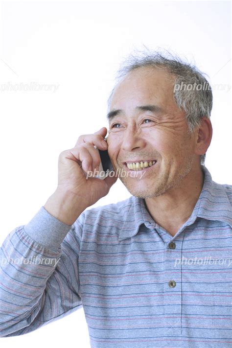 携帯電話を利用する男性 写真素材 2571160 フォトライブラリー Photolibrary