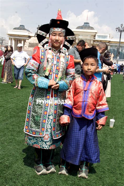 Фото Дээлтэй Монгол наадамд хүүхэд залуус идэвхтэй оролцлоо