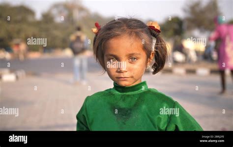 Homeless Girl Mumbai India Fotos Und Bildmaterial In Hoher Auflösung