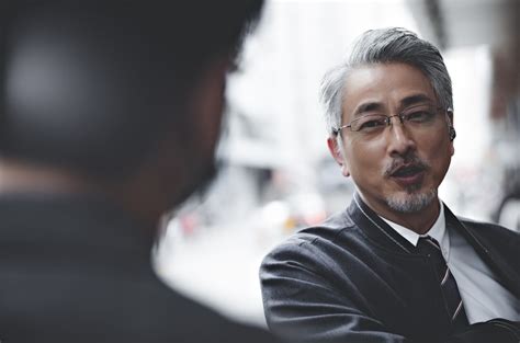 叠影狙擊丨75歲于洋驚喜再拍劇！被爆超貪玩狂ng 張松枝靠一物變白髮天才罪犯 星島日報