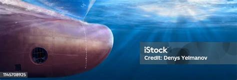 국제 선적 컨테이너 터미널에 바다에서 항해 하는 큰 화물 선박 이미지 디테일을 클로즈업 해 서 활 태양 광선을 가진 수 중 보기