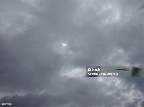 흐리고 회색 하늘 평온한 분위기 회색 하늘의 평온 평온한 장면 회색과 확산 된 빛의 음영 두꺼운 구름과 회색 하늘과 온화한 날씨 반영 시원한 오후에 흐리고 회색 하늘의 신비