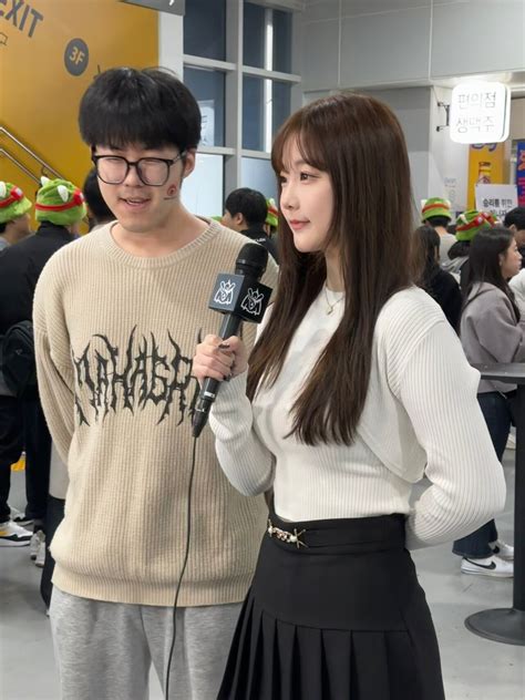 현장에서 인터뷰 하는 Lpl 키티  롤 리그 오브 레전드 에펨코리아