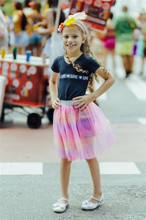 귀여운 기쁨 누워 있는 드레스 미소 짓는 발레 발레리나 소녀 아이들 패션 어린이 예쁜 재미 패션 사진 행복한에 관한 무료 스톡 사진