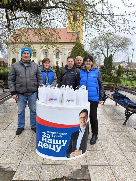 Активисти месног одбора Санад Српске напредне странке организовали су штанд у насељеном месту