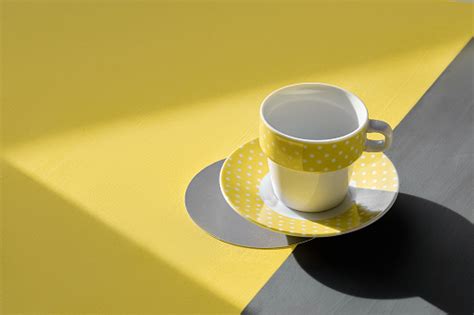 2021년 의 색상인 옐로우와 얼티밋 그레이를 일루미네이션 기하학적 레이어 노란색 회색 배경에 노란색 세라믹 컵 햇빛 긴 그림자 등등 투영 0명에 대한 스톡 사진 및 기타