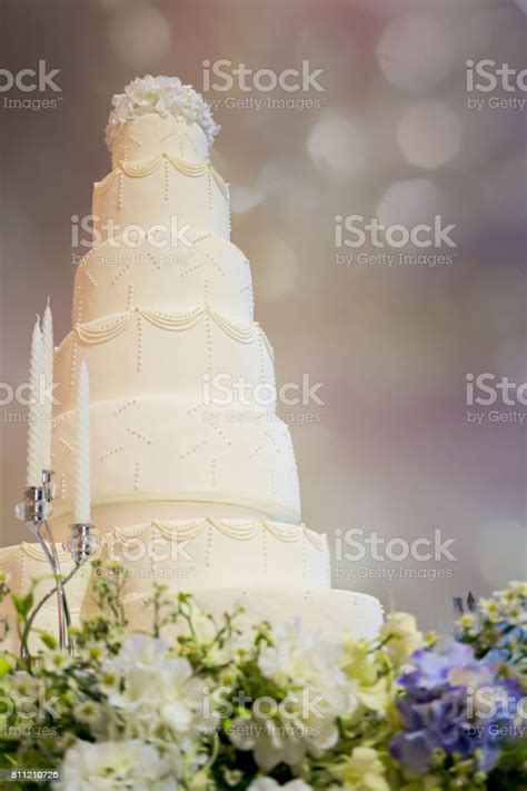 Hochzeitstorte Im Luxuriösen Ballsaal Dekoriert Stockfoto Und Mehr Bilder Von Ballsaal