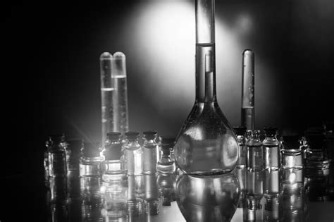 약국 및 화학 테마 연구 실험실에서 용액으로 유리 플라스 크를 테스트 합니다 과학 및 의료 배경입니다 어두운 톤 배경에 실험실 테스트 튜브 Stem 주제에 대한 스톡 사진