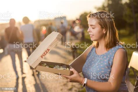상자에 뜨거운 피자를 들고 행복 한 젊은 여자 공원에 야외 좌석 건강에 좋지 않은 음식에 대한 스톡 사진 및 기타 이미지 건강에 좋지 않은 음식 귀여운 먹기 Istock