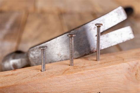 목수의 망치와 나무 작업장 테이블에 강철 손톱 작업장에서 작은 목공 작업 어두운 배경 강철에 대한 스톡 사진 및 기타 이미지 강철 개선 건설 산업 Istock