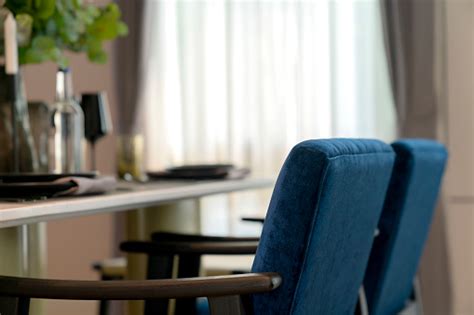 식탁과 접시 세트로 설정된 아름다운 스타일의 식당 의자 가구를 닫아 홈 인테리어 디자인 컨셉을 장식합니다 0명에 대한 스톡 사진 및 기타 이미지 Istock