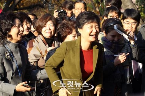 모교 강당으로 향하는 박근혜 노컷뉴스