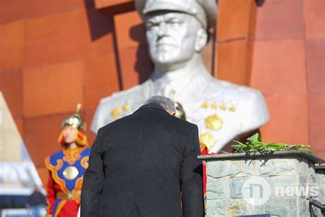 Маршал Г К Жуковын хөшөөнд цэцэг өргөлөө News Mn