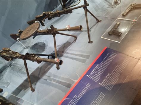 밀리터리 멋진 컬러 삽화 투비컨티뉴드