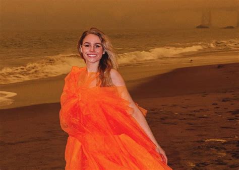 Den Amerikanske Influenceren Colette Leclair Slepes For å Posere Foran Skogbrannene I California